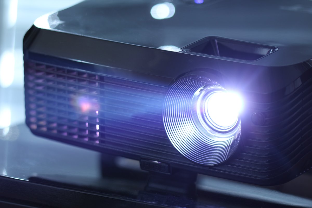 Pixel-Shifting bei 4K-Beamern: Die Wahrheit über "simuliertes" Ultra HD