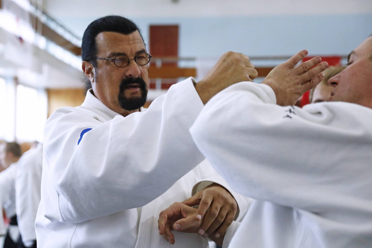 Durch Action-Ikone Steven Seagal: So brach sich Sean Connery für seine ...