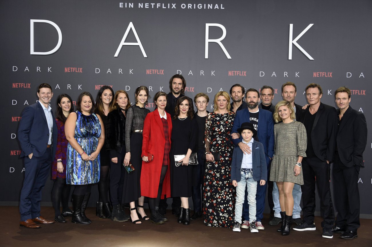„Dark“ Besetzung: Wer spielt Adam, Claudia und die anderen in allen ...