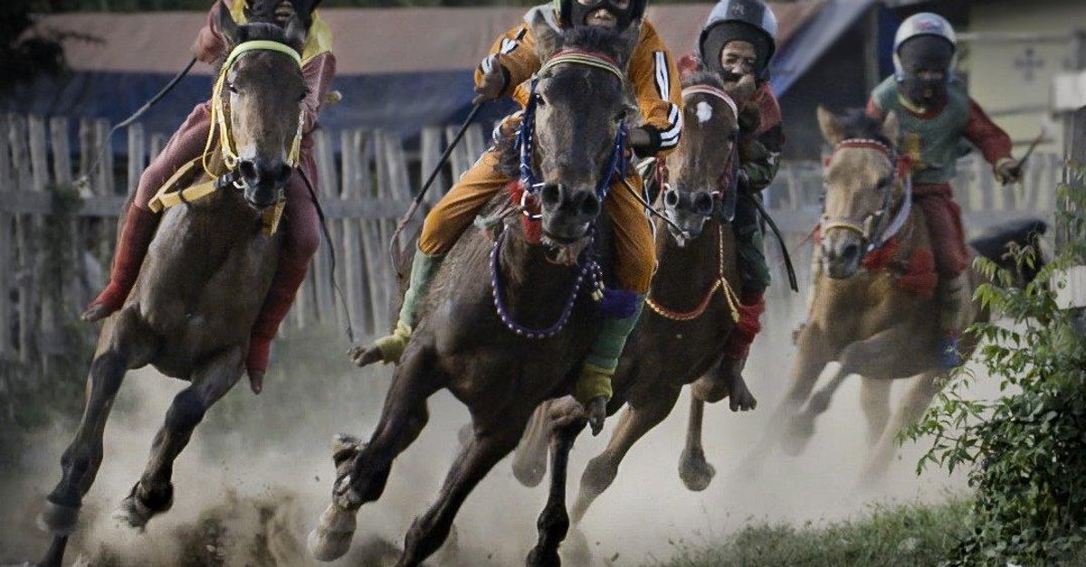 Riders of Destiny · Film 2022 · Trailer · Kritik