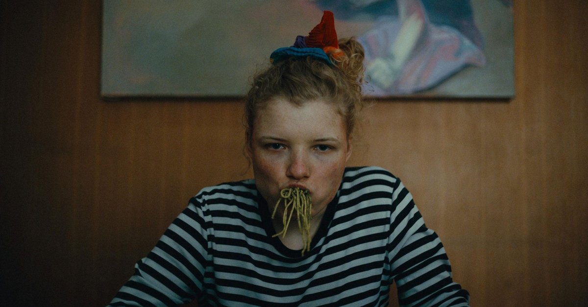 How to Be Normal and the Oddness of the Other World Film · Trailer · Kritik